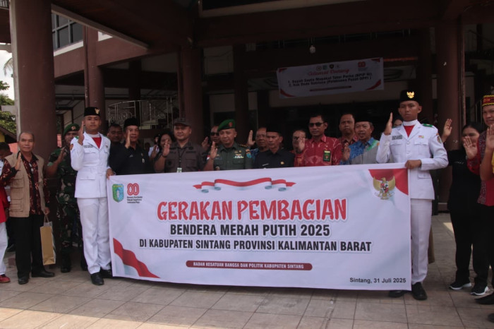 Pemkab Sintang Bagikan Ratusan Bendera Sambut Kemerdekaan – Teras Borneo